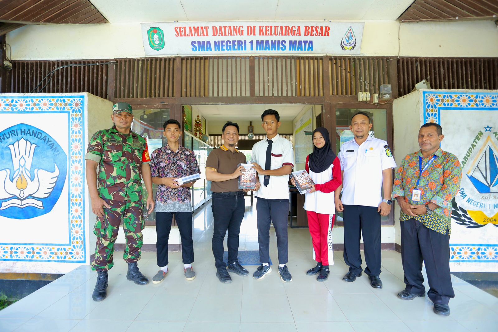 Program AJK Mendengar, Sekaligus Membagikan BukuTulis ke SMA N 1 Manis ...
